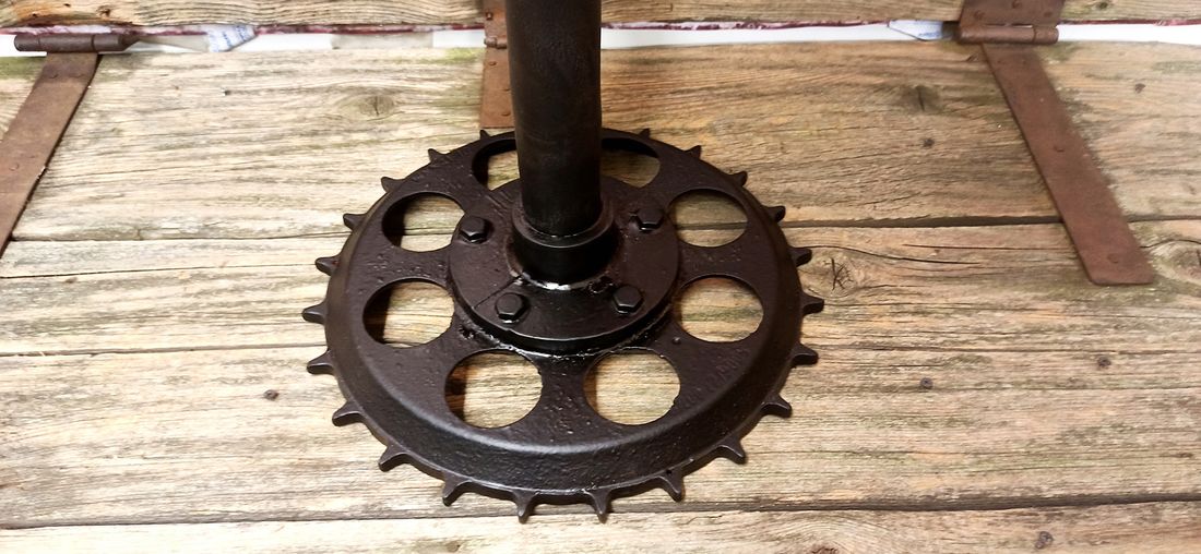 Retro krzesło hoker barowy obrotowy na kole zębaty - ERLI.pl