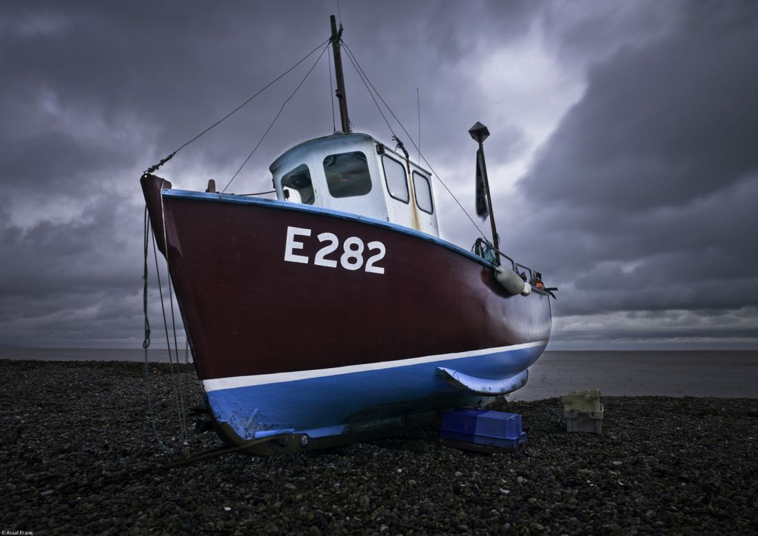 Plakat 42x29,7cm Łódź rybacka zacumowana na brzegu, Assaf Frank – 138450335 - ERLI.pl