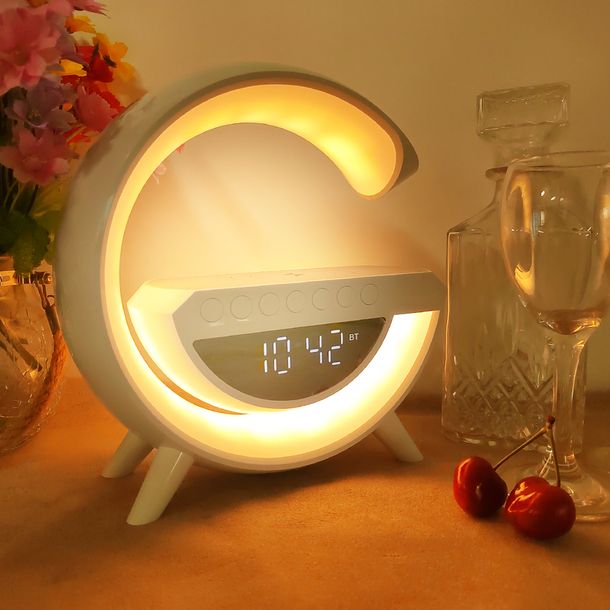 Lampka LED z ładowarką QI i głośnikiem Bluetooth RGB biała - ERLI.pl Lampka LED z ładowarką QI i głośnikiem Bluetooth RGB biała - ERLI.pl