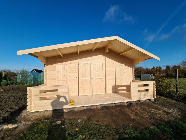 DREWNIANY DOMEK LETNISKOWY WEEKEND 25 + 8 M2 – 169871162 - ERLI.pl