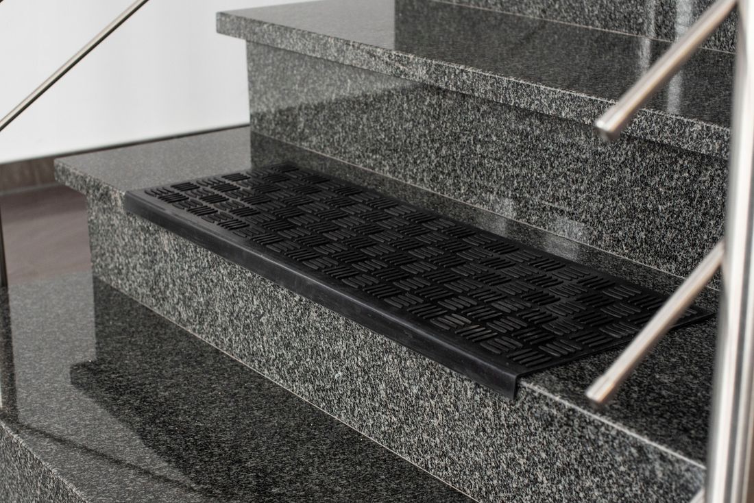 NAKŁADKI NA SCHODY TREPY ANTYPOŚLIZGOWE GUMOWE ZEWNĘTRZNE STOPNIE 25X75CM - ERLI.pl