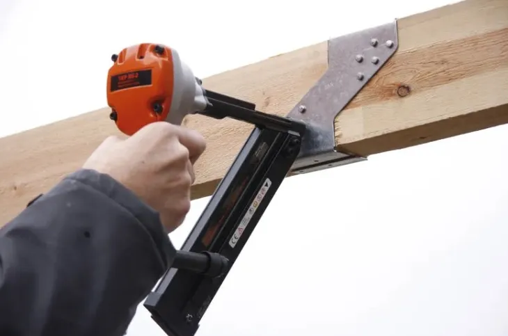 Gwoździarka pneumatyczna TJEP KA-2 do złączy ciesielskich i konstrukcji ...